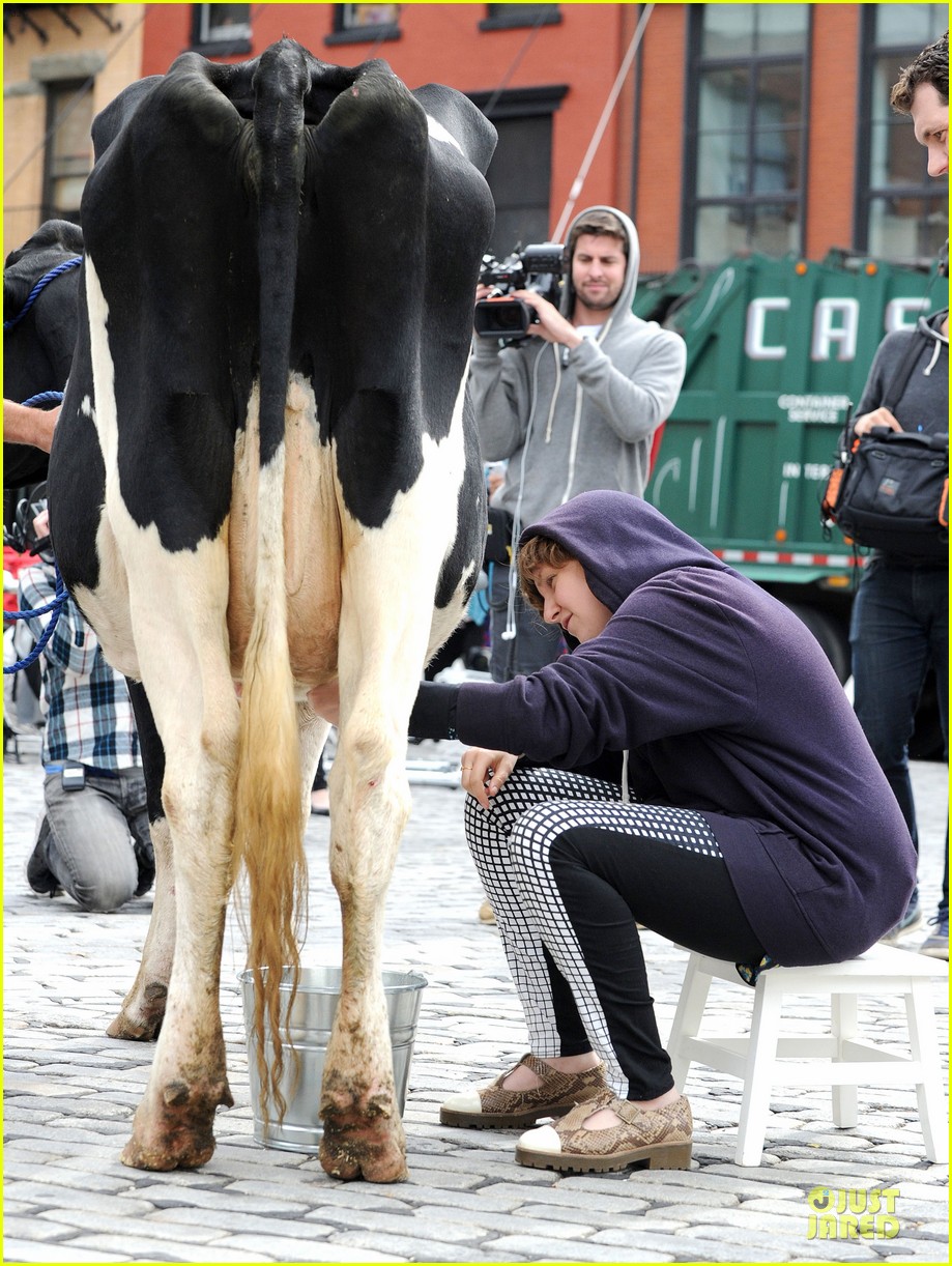 Lena Dunham Milks a Cow for 'Billy on the Street'!: Photo 2969152 ...