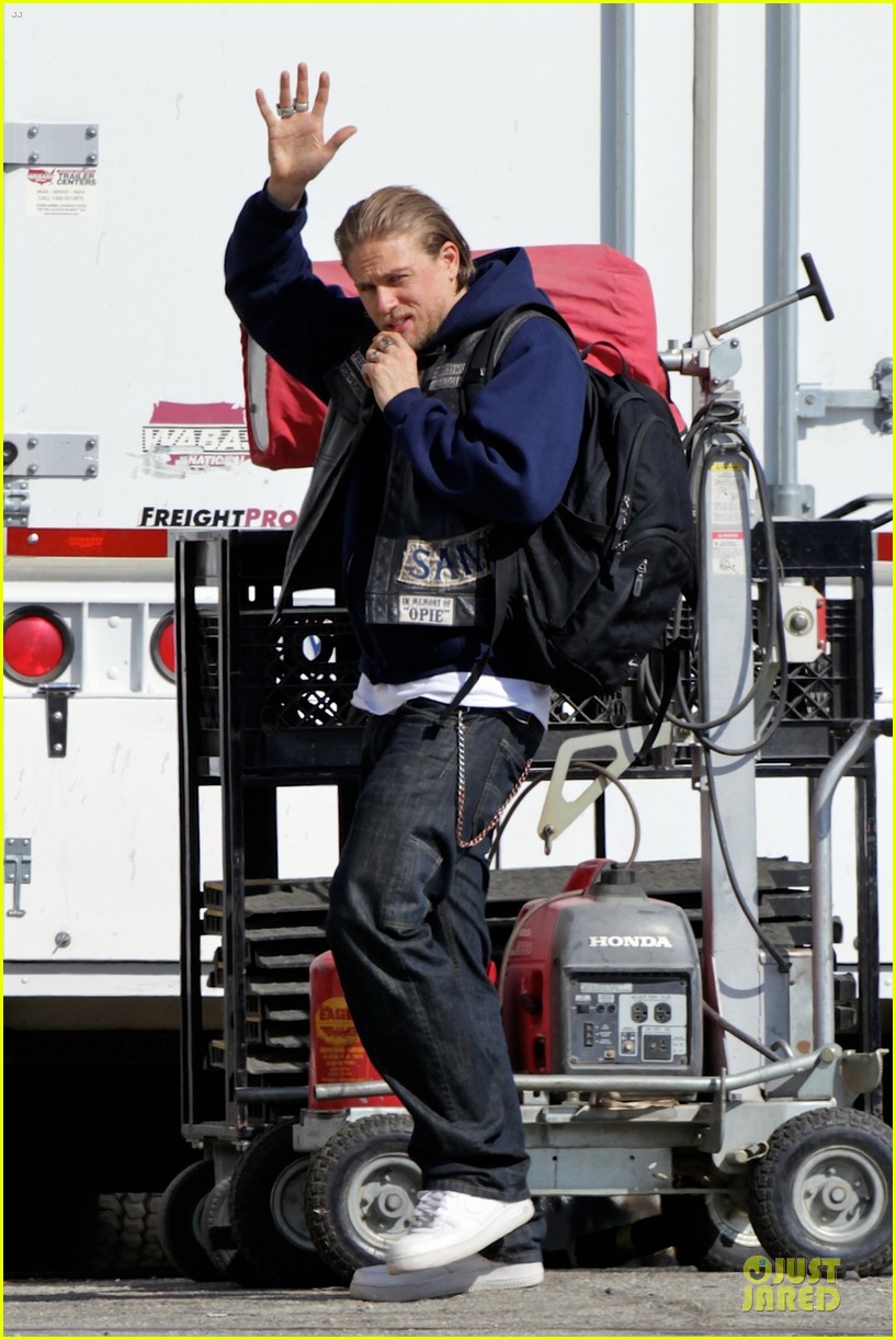 Charlie Hunnam: 'Pacific Rim' Gag Reel - Watch Now!: Photo 2968882 ...