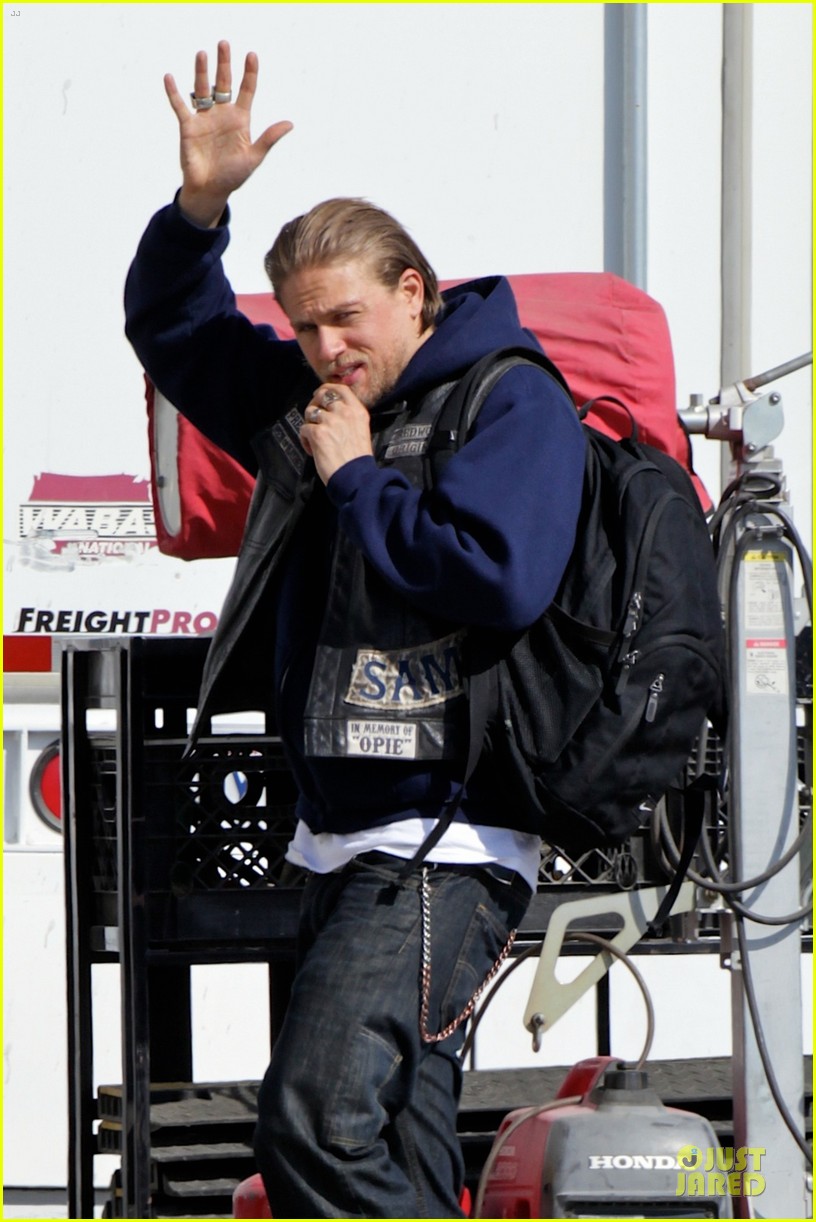 Charlie Hunnam: 'Pacific Rim' Gag Reel - Watch Now!: Photo 2968883 ...