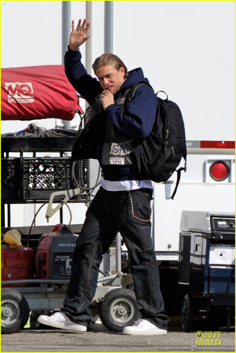 Charlie Hunnam: 'Pacific Rim' Gag Reel - Watch Now!: Photo 2968886 ...