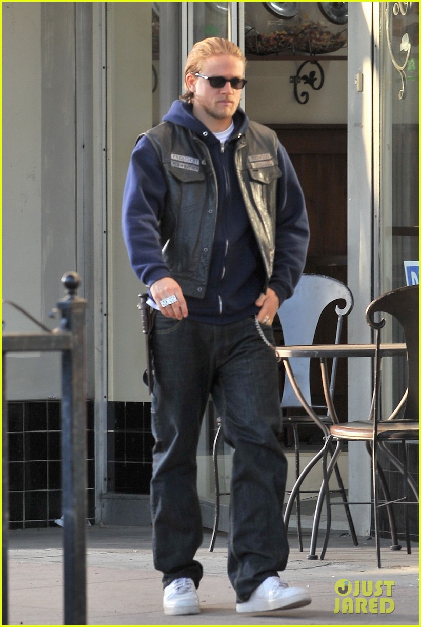 Charlie Hunnam Didn't Want Attention Like Robert Pattinson: Photo ...