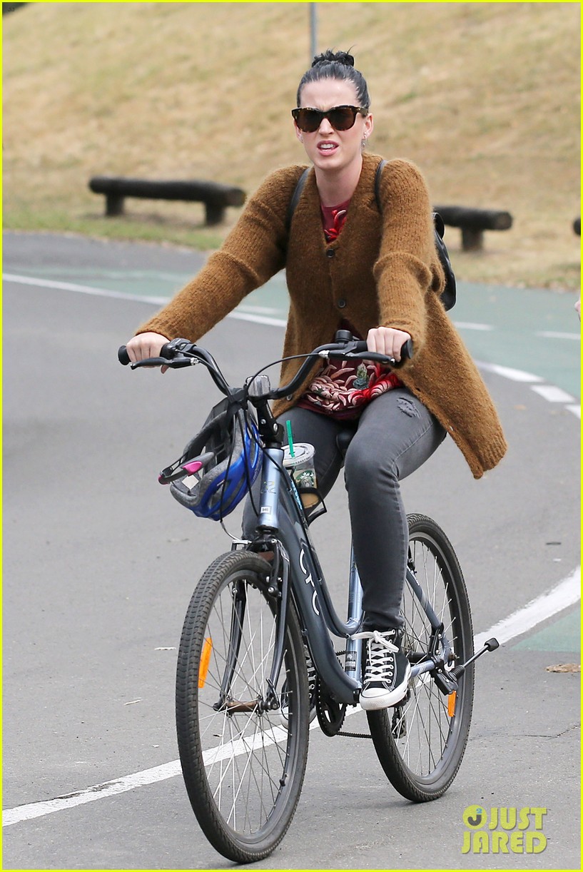 Katy Perry Bikes in Sydney, Thanks Fans for Birthday Wishes!: Photo ...