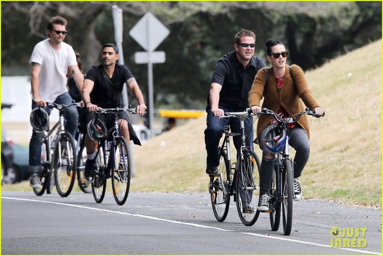 Katy Perry Bikes in Sydney, Thanks Fans for Birthday Wishes!: Photo ...