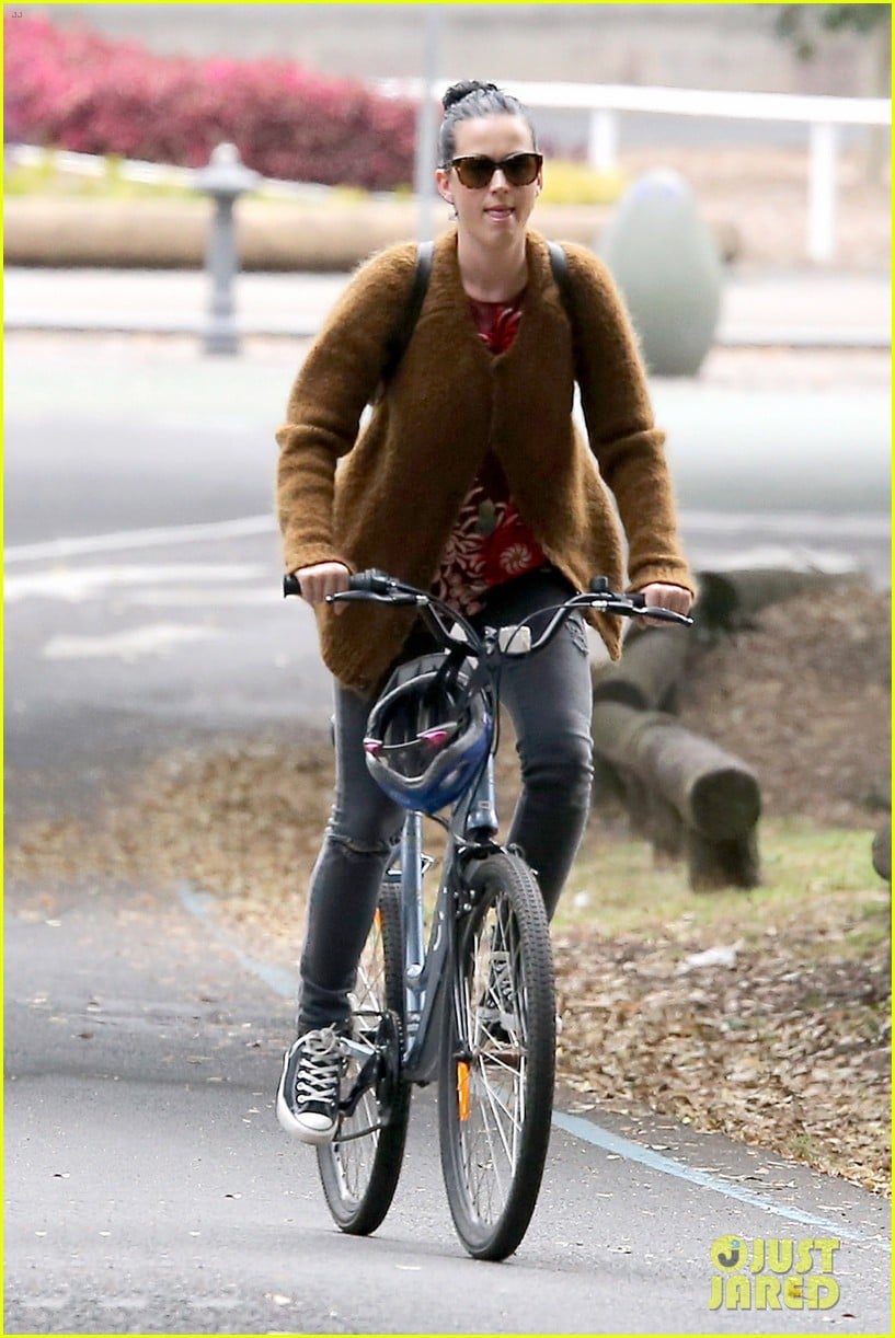 Katy Perry Bikes in Sydney, Thanks Fans for Birthday Wishes!: Photo ...