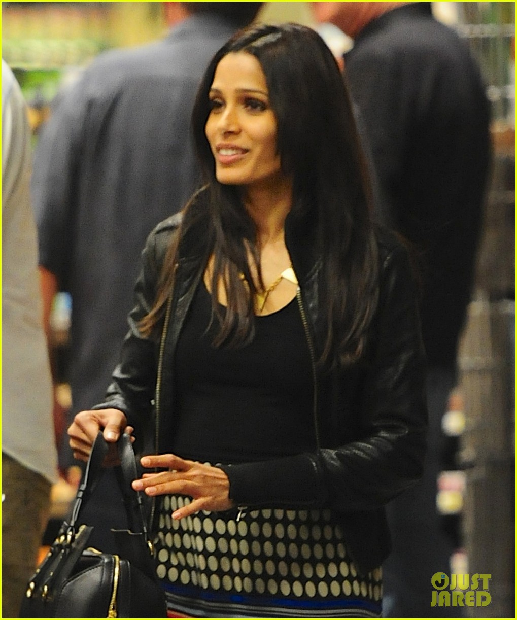 Freida Pinto Dev Patel Late Night Grocery Run Photo 2972762 Dev Patel Freida Pinto freida-pinto-dev-patel-late-night-grocery-run-photo-2972762-dev-patel-freida-pinto