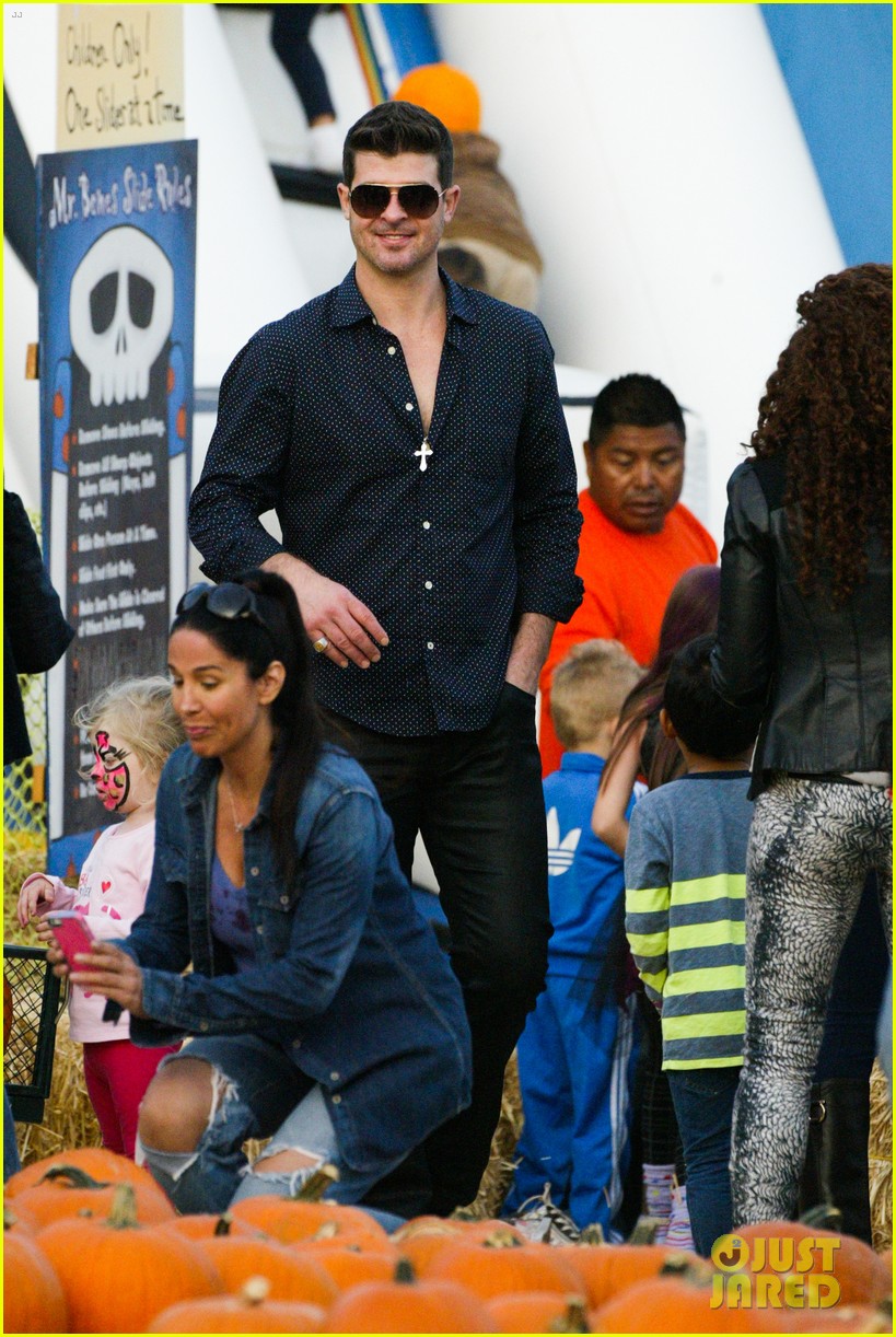 Robin Thicke & Paula Patton: Pumpkin Patch Kisses!: Photo 2980989 ...