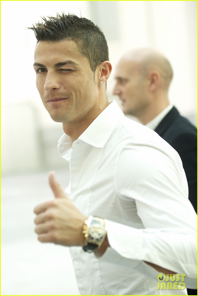 Cristiano Ronaldo Launches CR7 Underwear Line, Goes Shirtless for Ad ...