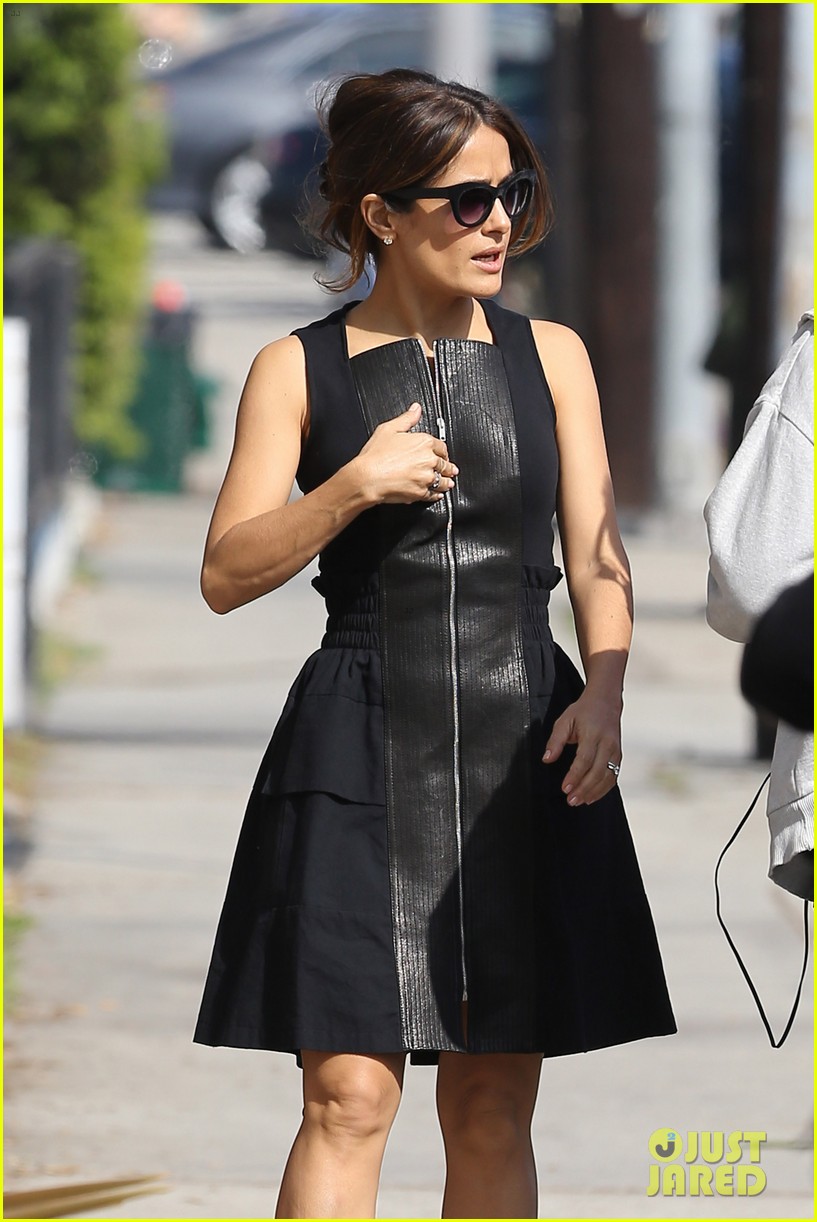 Salma Hayek Bra Reveal For Englishman Filming Photo 2977782 Pierce Brosnan Salma Hayek salma-hayek-bra-reveal-for-englishman-filming-photo-2977782-pierce-brosnan-salma-hayek