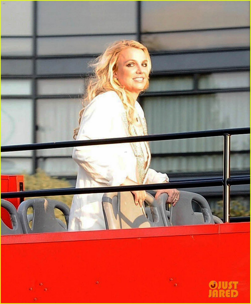 Britney Spears Sightsees on Double Decker Bus in London!: Photo 2972525 ...