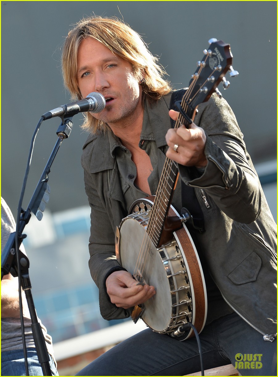 Keith Urban Premieres Urban Guitar Collection!: Photo 2968217 | Keith ...