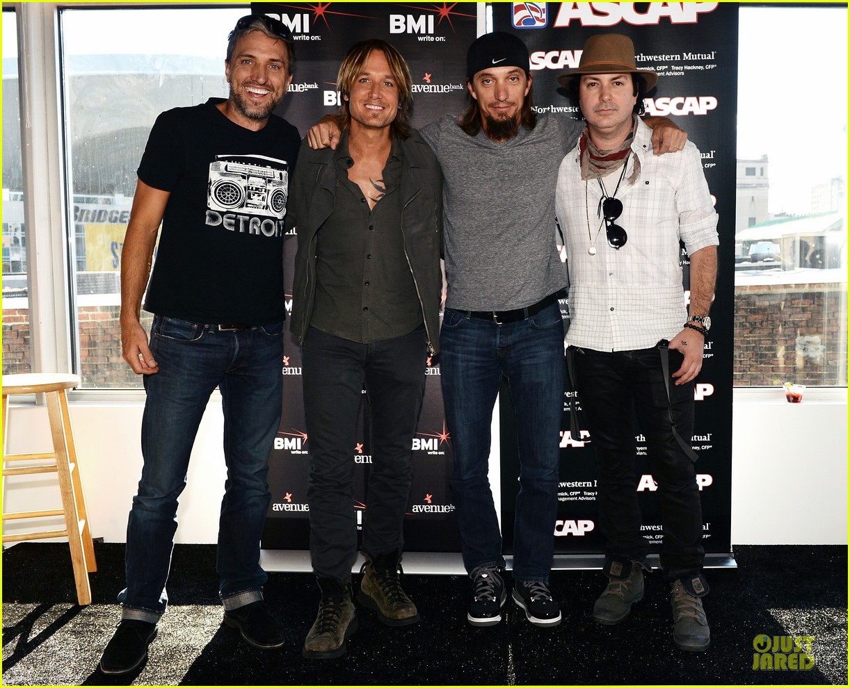 Keith Urban Premieres Urban Guitar Collection!: Photo 2968218 | Keith ...