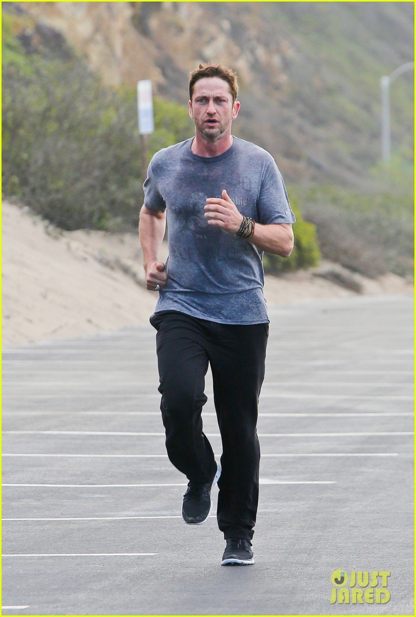 Gerard Butler Works Up a Sweat on Morning Run!: Photo 2997397 | Gerard ...