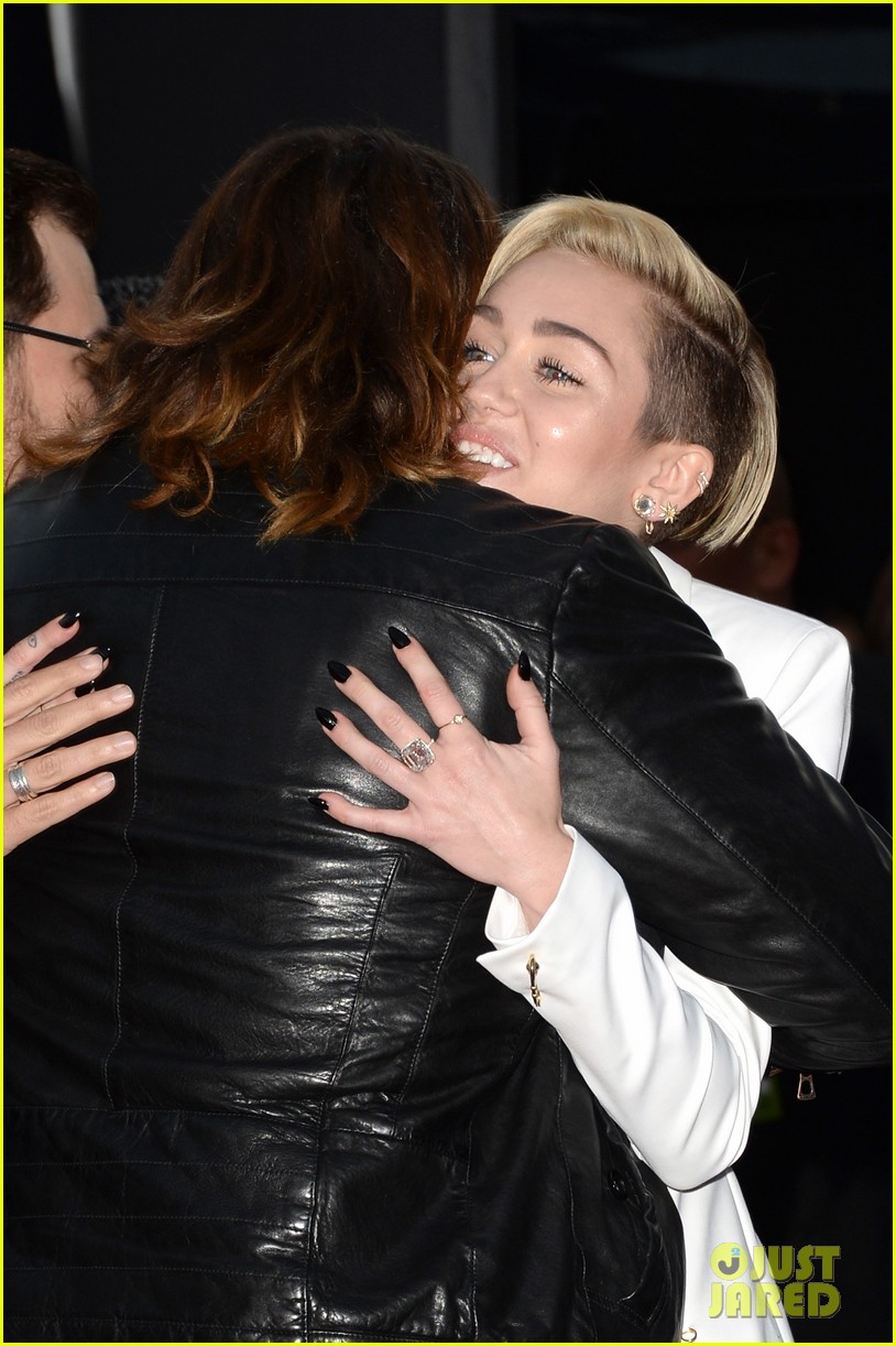 Miley Cyrus - AMAs 2013 Red Carpet: Photo 2999491 | Miley Cyrus Photos ...