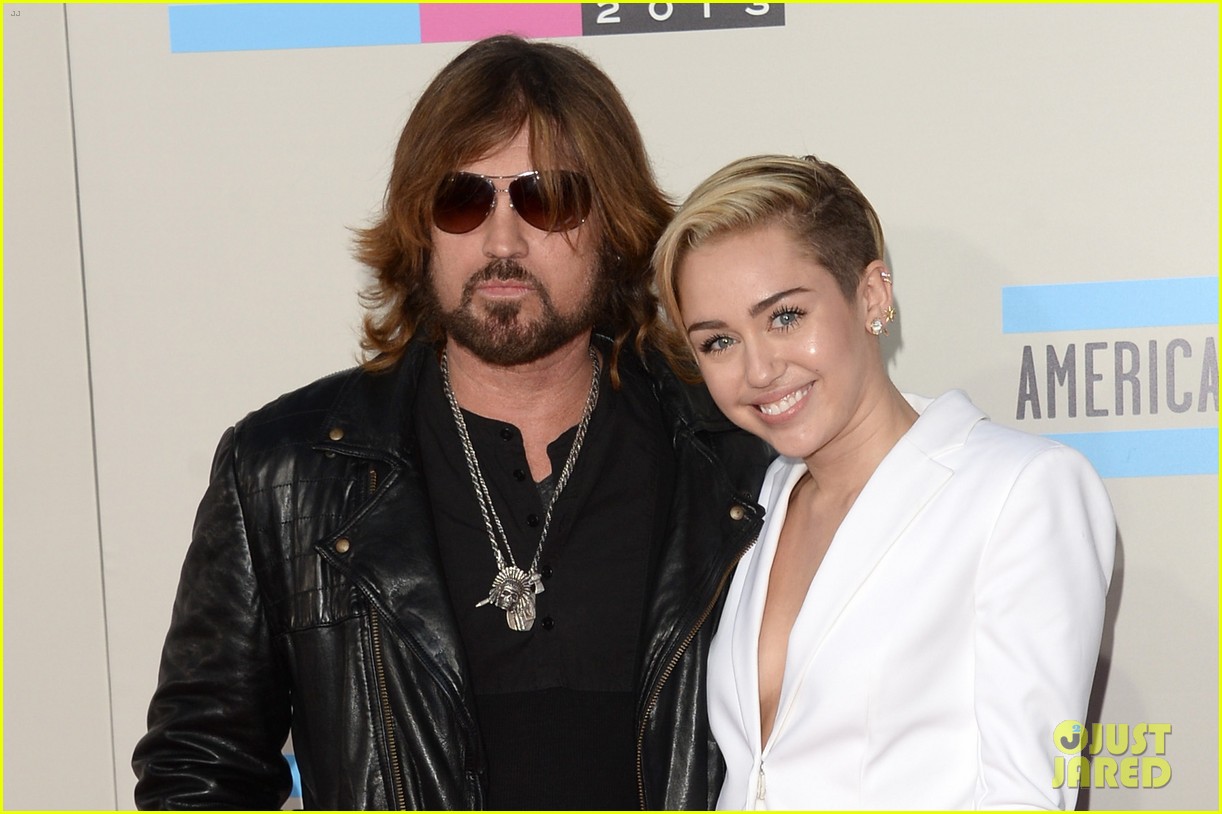 Miley Cyrus - AMAs 2013 Red Carpet: Photo 2999492 | Miley Cyrus Photos ...