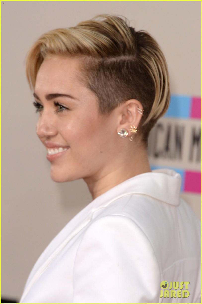 Miley Cyrus - AMAs 2013 Red Carpet: Photo 2999493 | Miley Cyrus Photos ...