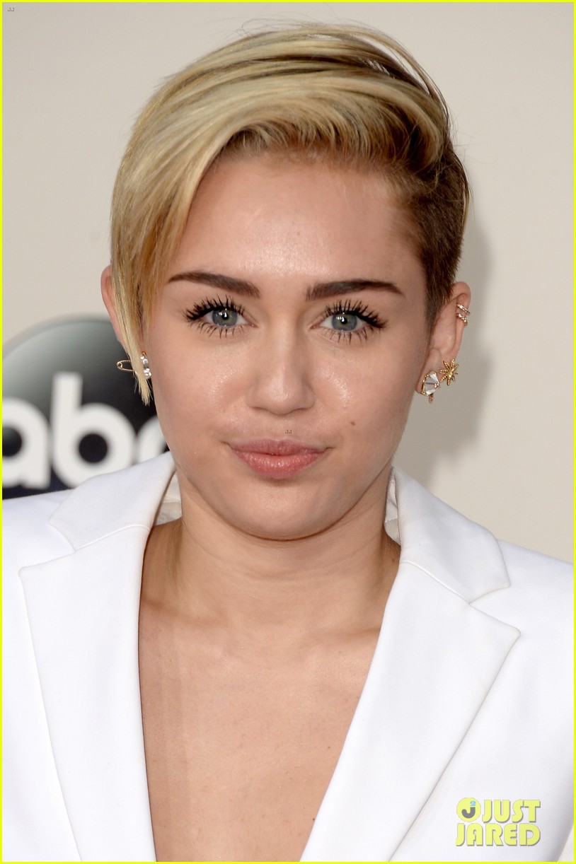 Miley Cyrus - AMAs 2013 Red Carpet: Photo 2999495 | Miley Cyrus Photos ...