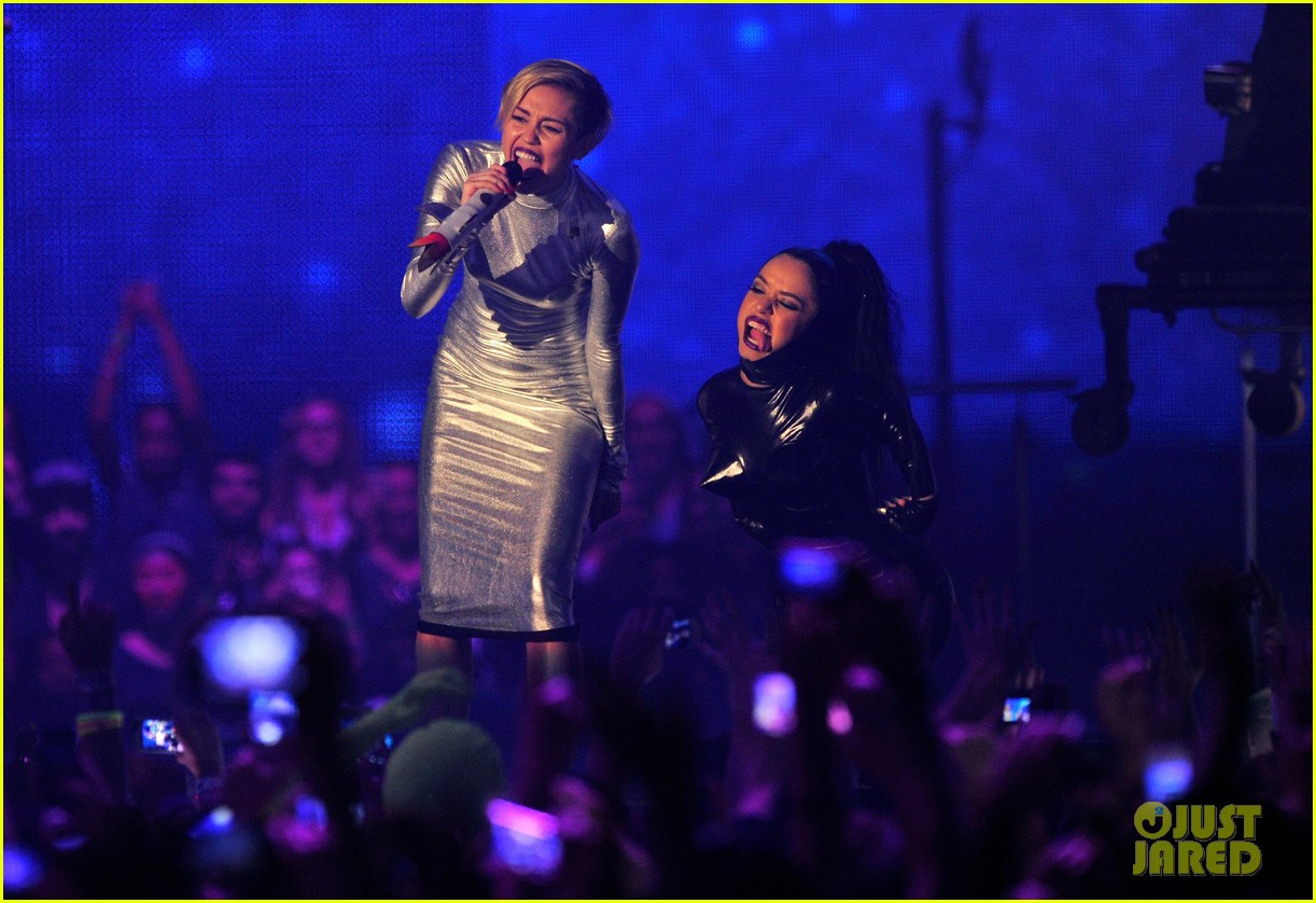 Miley Cyrus: 'We Can't Stop' at MTV EMA 2013 (Video): Photo 2989853 ...