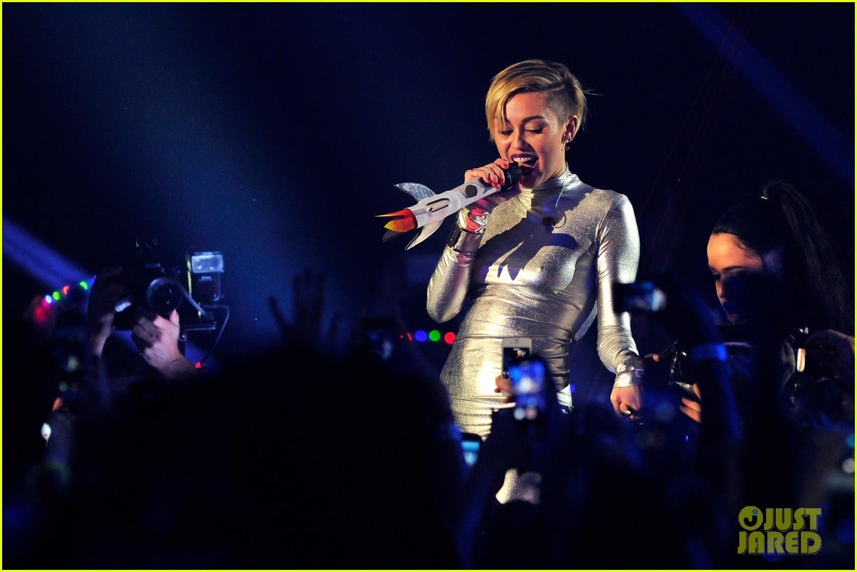 Miley Cyrus: 'We Can't Stop' at MTV EMA 2013 (Video): Photo 2989856 ...