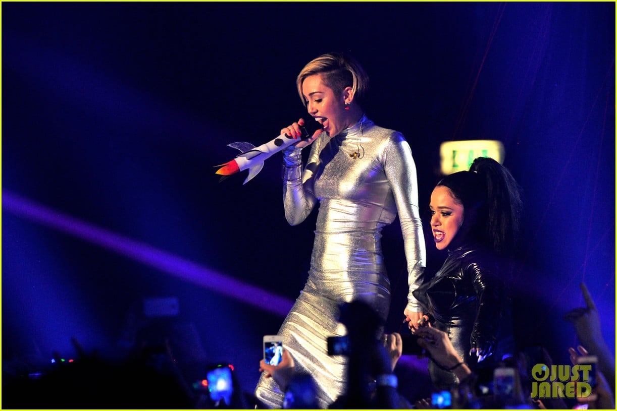 Miley Cyrus: 'We Can't Stop' at MTV EMA 2013 (Video): Photo 2989858 ...