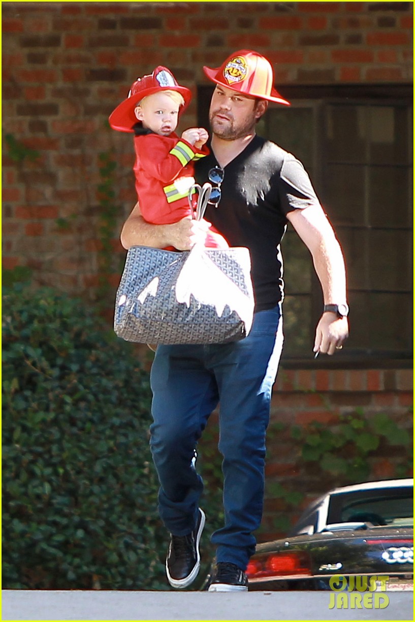 Hilary Duff & Mike Comrie Celebrate Halloween with Luca!: Photo 2984222 ...