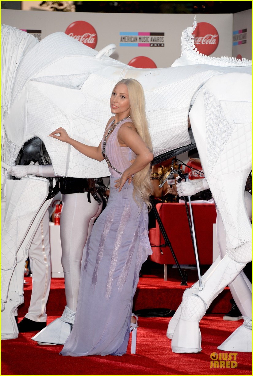 Lady Gaga Rides 'Horse' on AMAs 2013 Red Carpet: Photo 2999316 | Lady ...