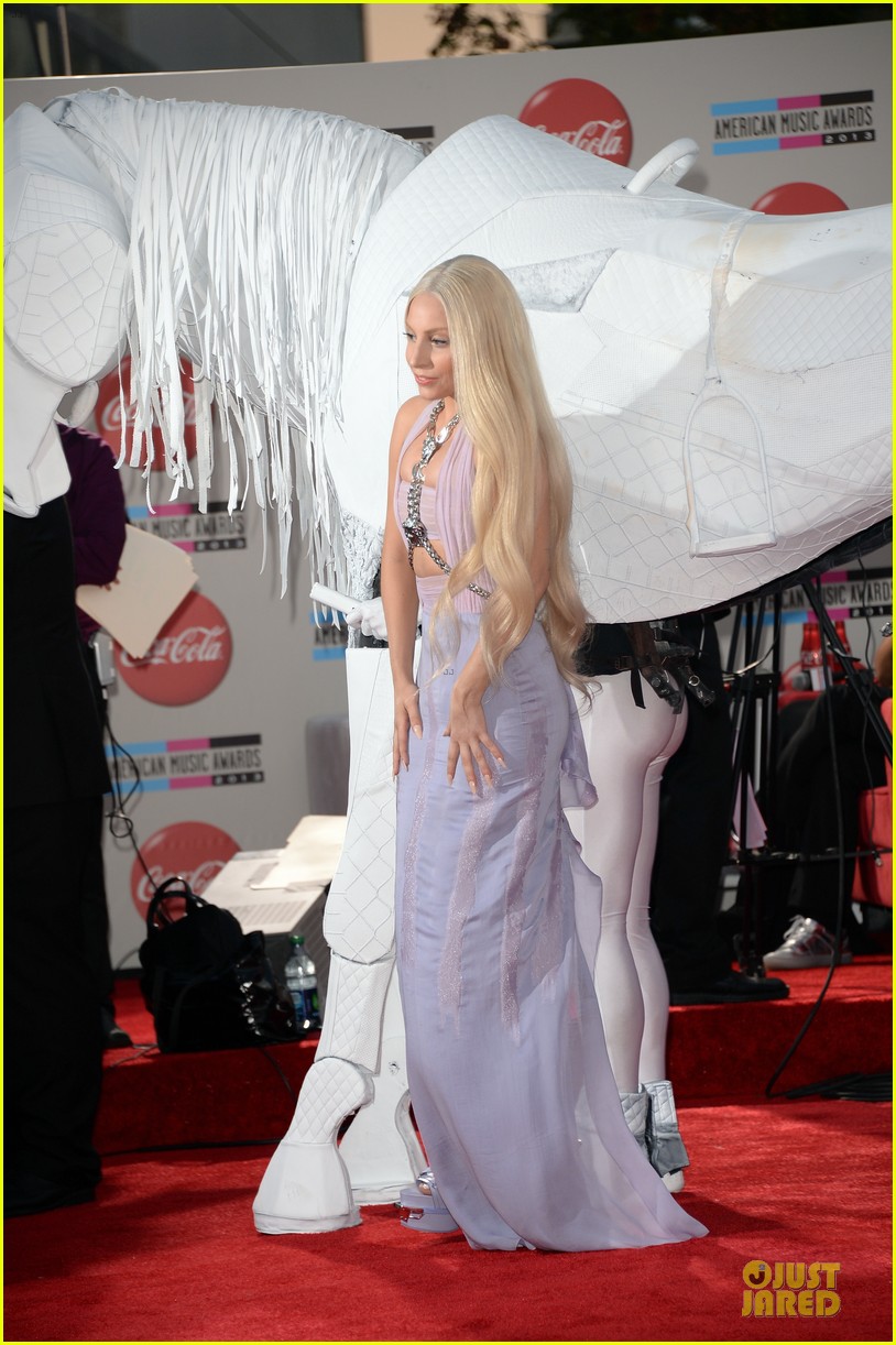 Lady Gaga Rides 'Horse' on AMAs 2013 Red Carpet: Photo 2999324 | Lady ...