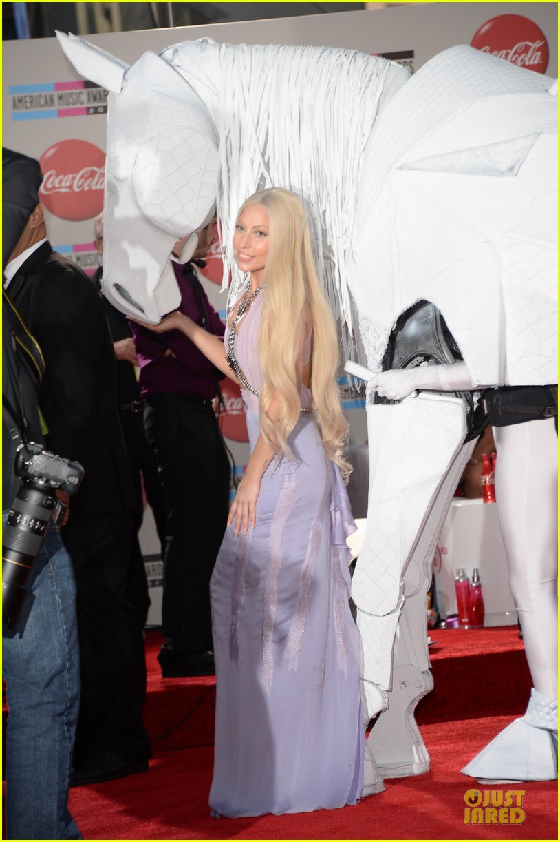 Lady Gaga Rides 'Horse' on AMAs 2013 Red Carpet: Photo 2999327 | Lady ...