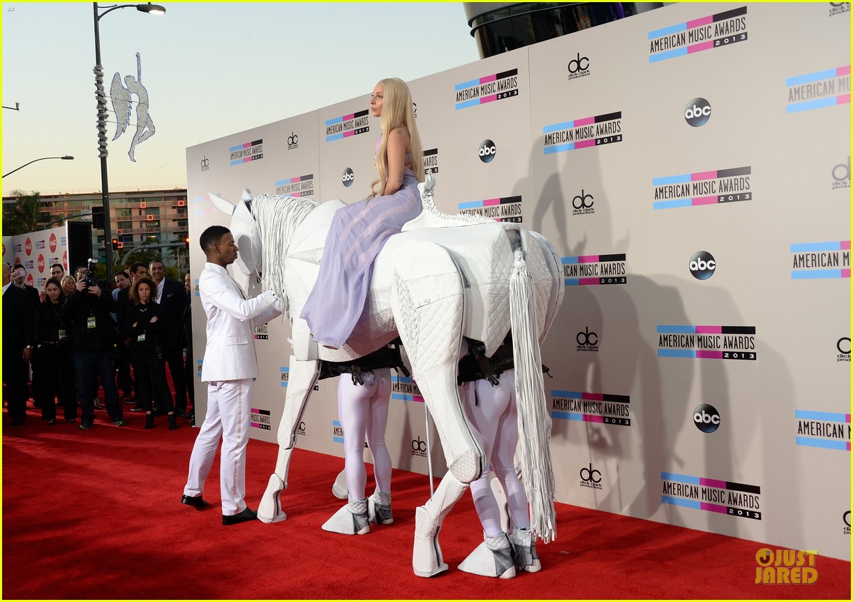 Lady Gaga Rides 'Horse' on AMAs 2013 Red Carpet: Photo 2999329 | Lady ...