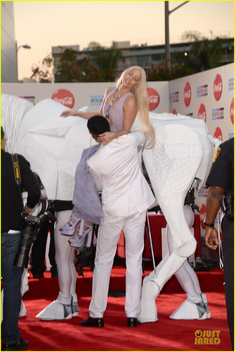 Lady Gaga Rides 'Horse' on AMAs 2013 Red Carpet: Photo 2999335 | Lady ...