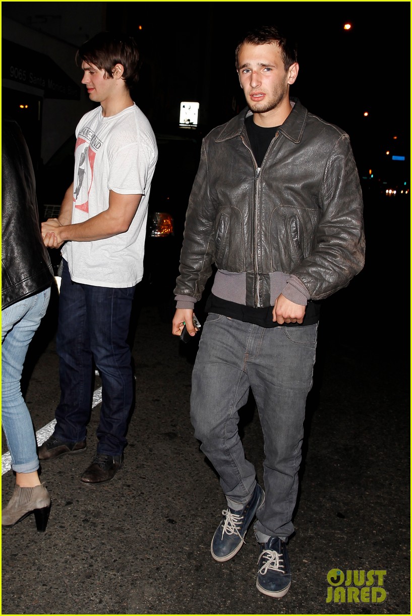 Jon Hamm Dines with Sean Penn & His Kids Dylan & Hopper!: Photo 2993031 ...