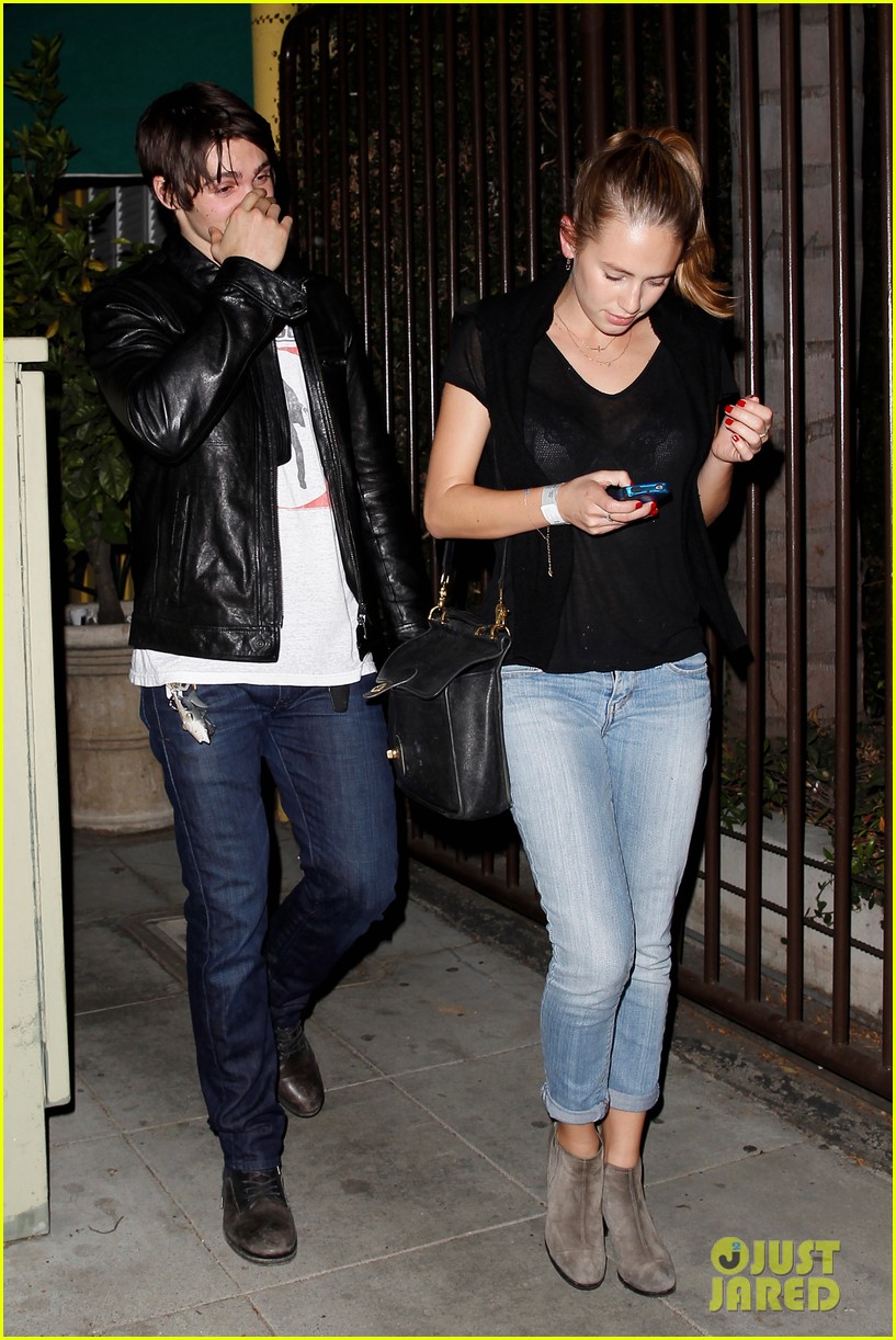 Jon Hamm Dines with Sean Penn & His Kids Dylan & Hopper!: Photo 2993041 ...