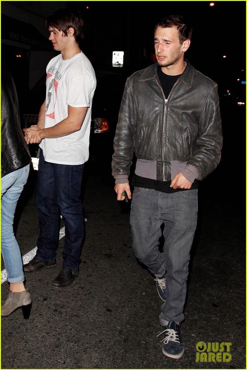 Jon Hamm Dines with Sean Penn & His Kids Dylan & Hopper!: Photo 2993045 ...