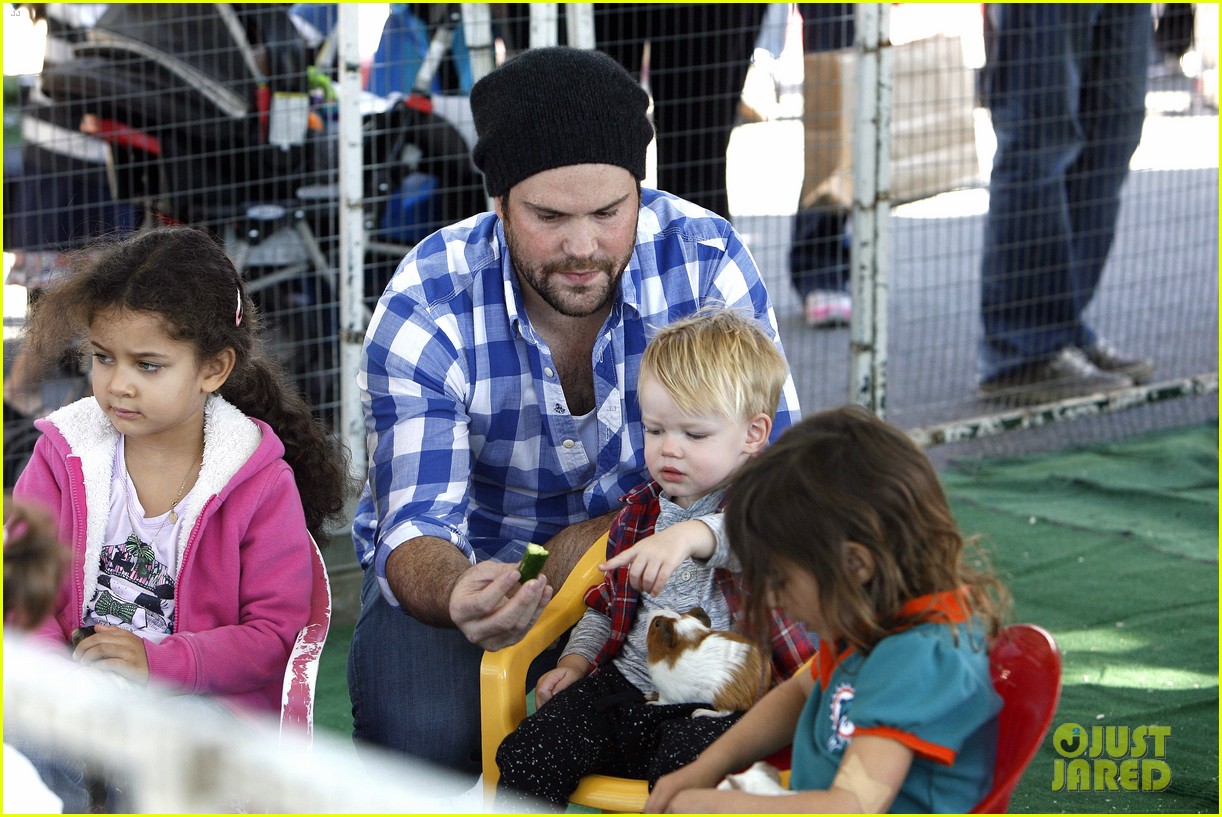 Hilary Duff & Mike Comrie: Petting Zoo with Luca!: Photo 2999118 ...