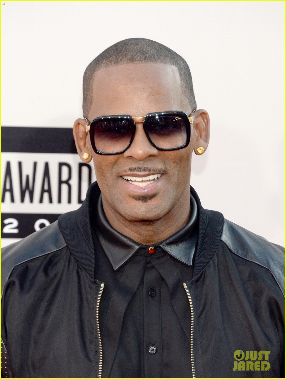 R. Kelly Smokes Cigar on AMAs 2013 Red Carpet: Photo 2999427 | Photos ...