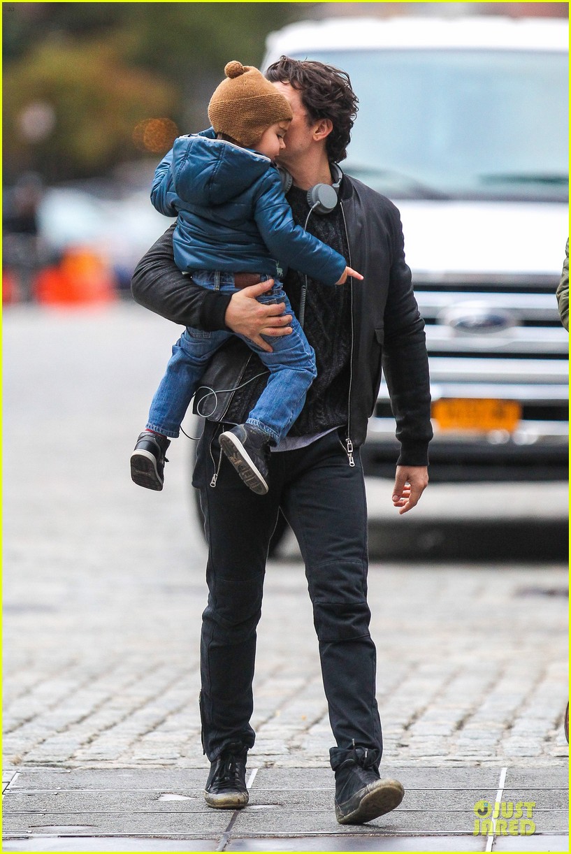 Miranda Kerr Flies to Japan, Orlando Bloom Bonds with Dad Harry: Photo ...