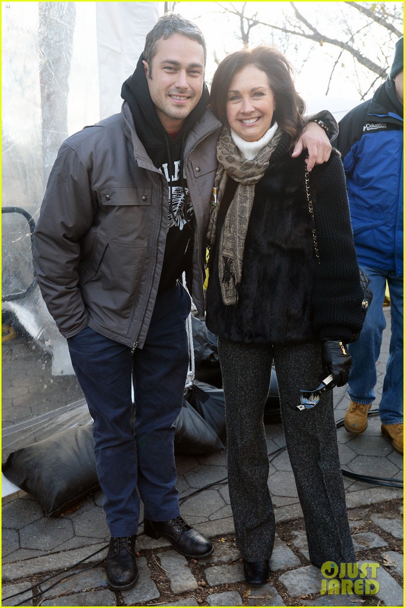 Taylor Kinney: Thanksgiving Day Parade with Mom Pamela!: Photo 3001872 ...