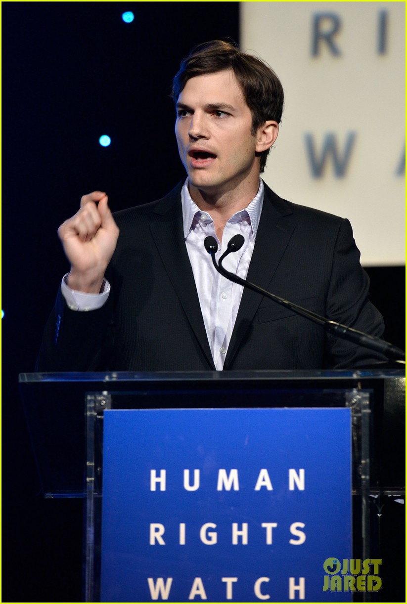 Ashton Kutcher Speaks at Human Rights Watch Dinner: Photo 2991427 ...