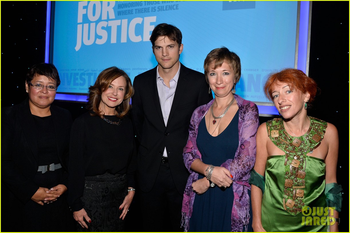 Ashton Kutcher Speaks at Human Rights Watch Dinner: Photo 2991435 ...