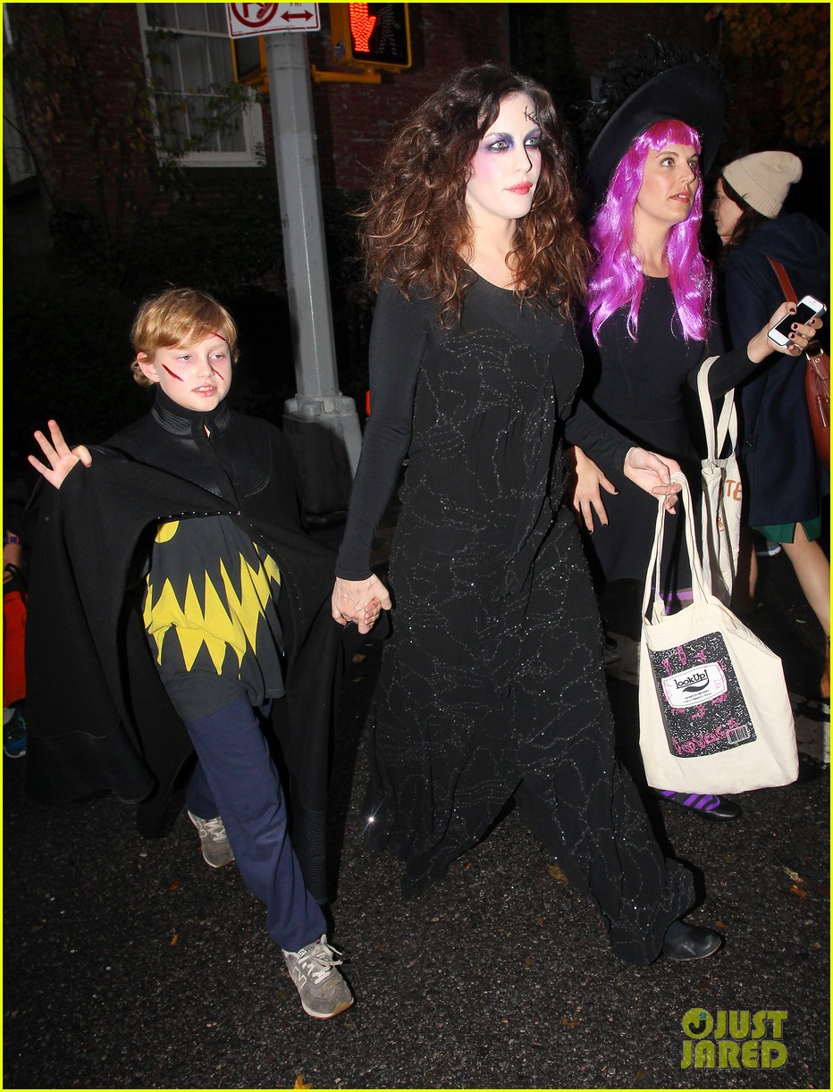 Liv Tyler Trick-or-Treats with Son Milo on Halloween!: Photo 2984253 ...