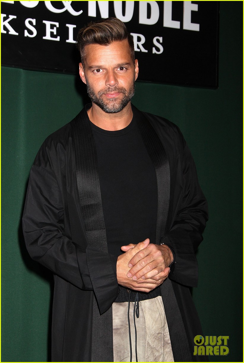 Ricky Martin: 'Santiago The Dreamer' Book Signing!: Photo 2991568 ...