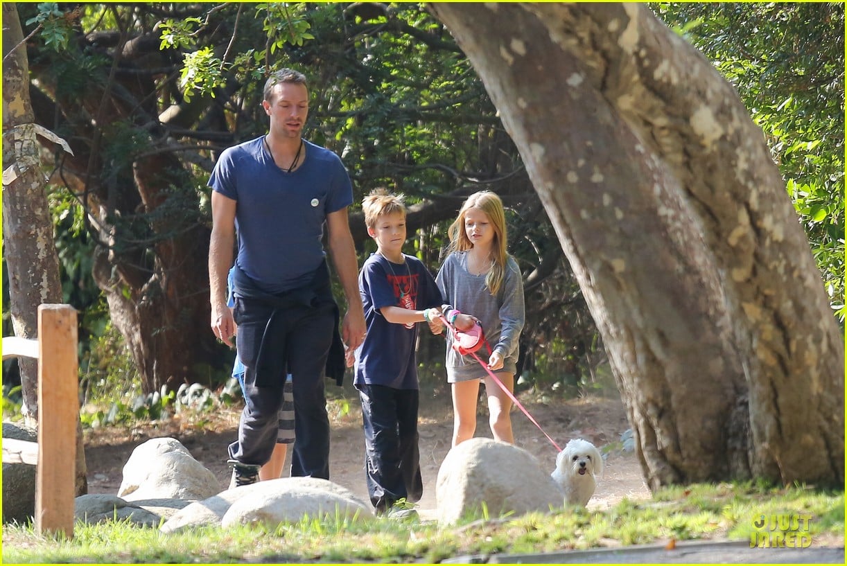 Chris Martin: Stroll with Kids After Kanye West Concert: Photo 2986658 ...