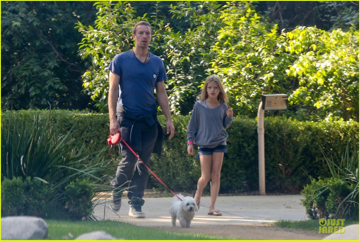 Chris Martin: Stroll with Kids After Kanye West Concert: Photo 2986659 ...