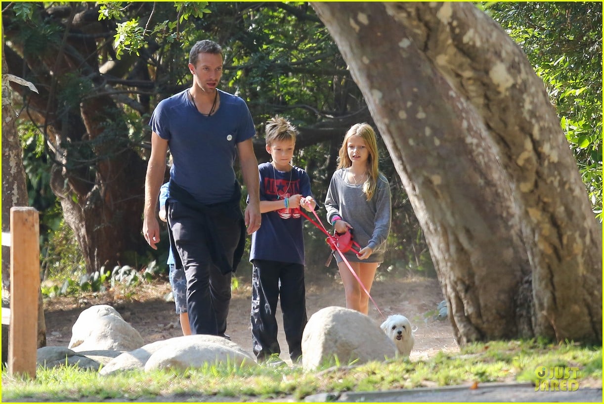 Chris Martin: Stroll with Kids After Kanye West Concert: Photo 2986662 ...