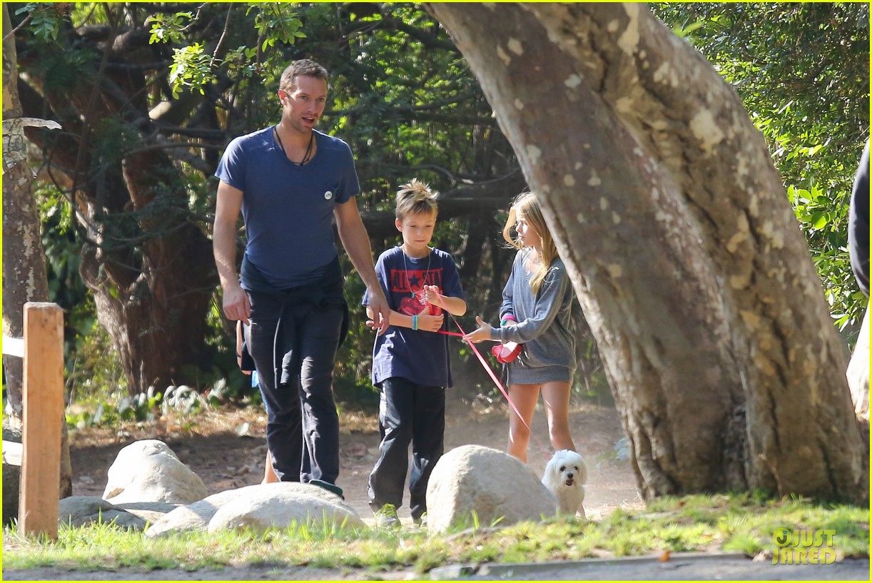 Chris Martin: Stroll with Kids After Kanye West Concert: Photo 2986669 ...