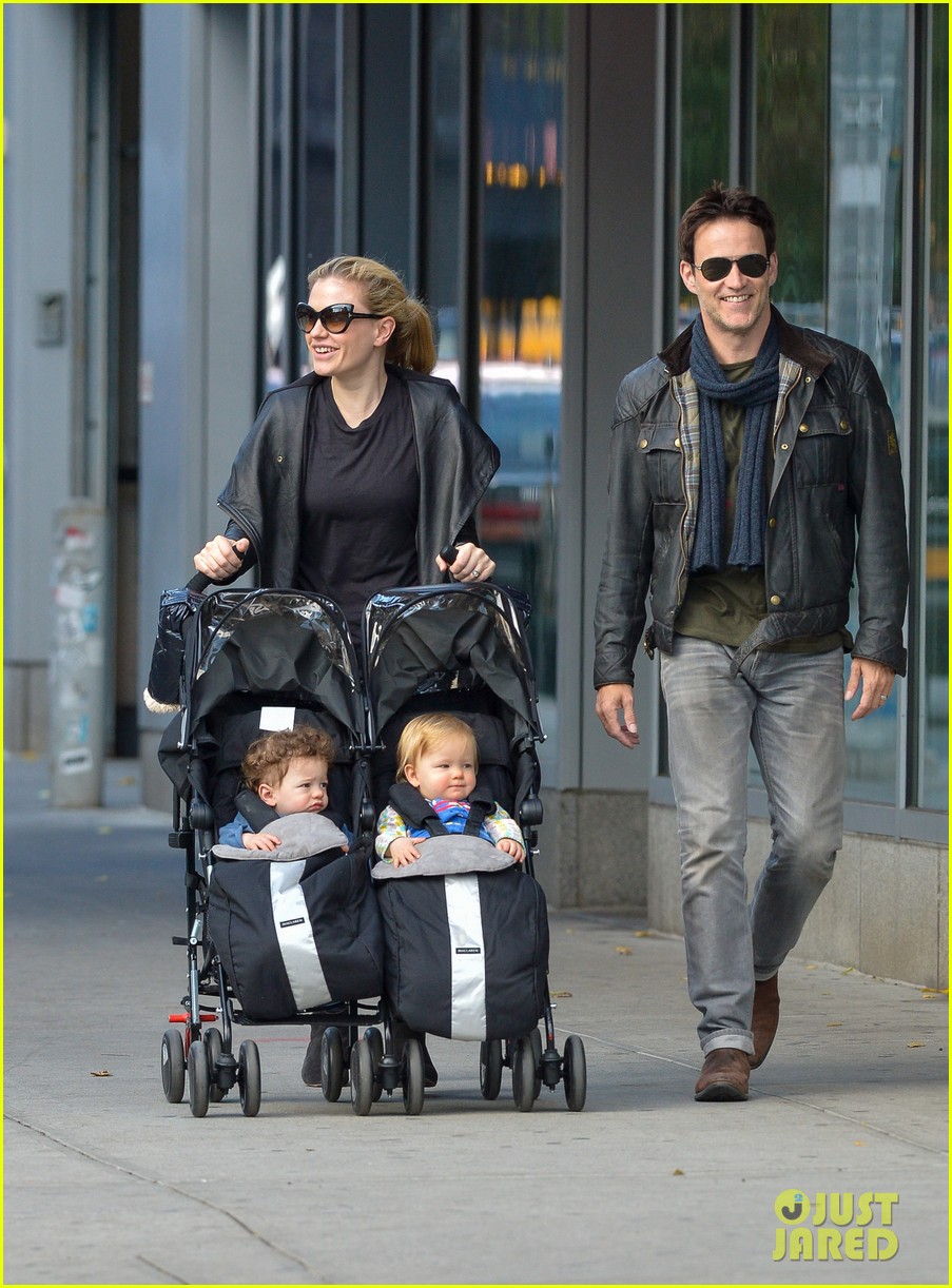 Anna Paquin & Stephen Moyer: Big Apple Stroll with the Twins!: Photo ...