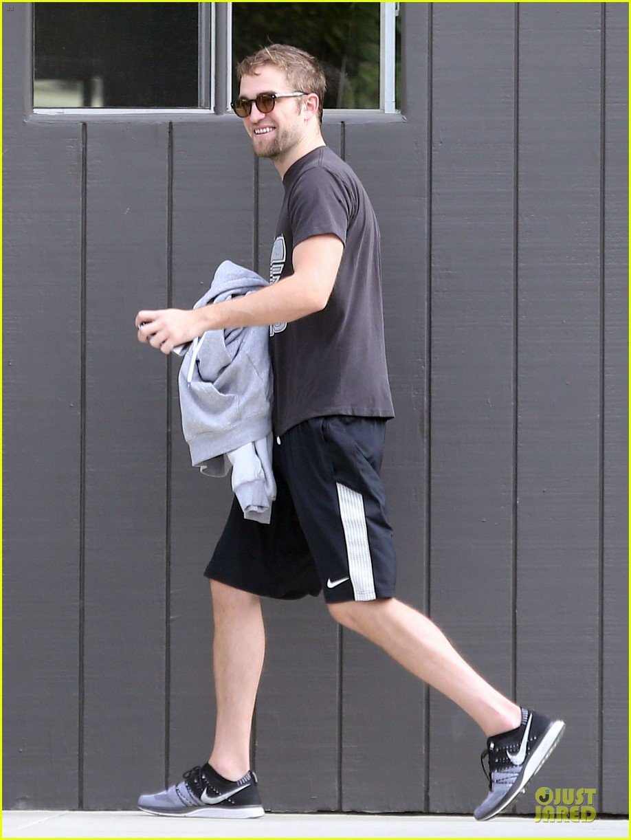 Robert Pattinson Bulks Up at the Gym!: Photo 2995564 | Robert Pattinson ...