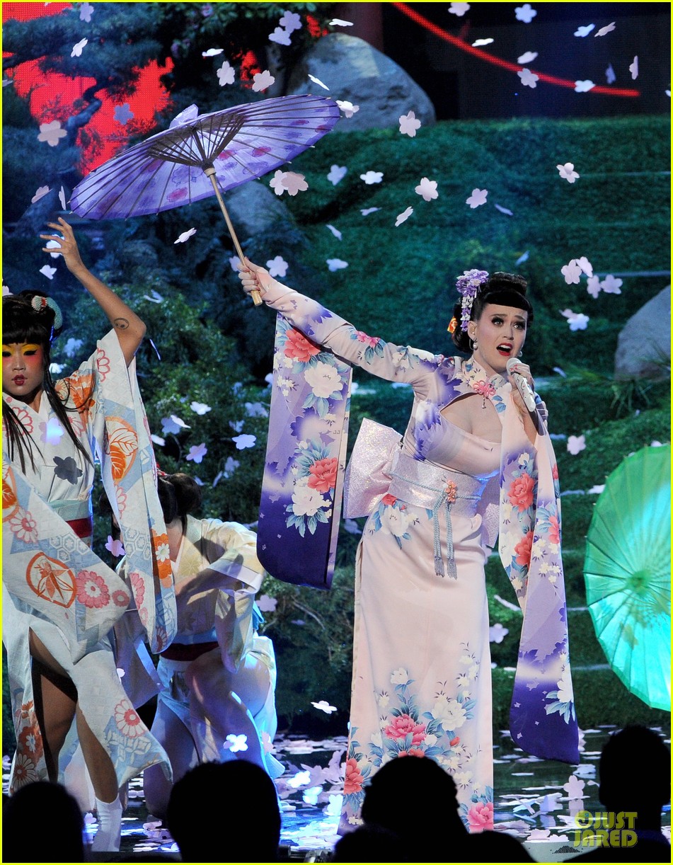 Katy Perry: 'Unconditionally' Performance at AMAs 2013 (Video)!: Photo ...