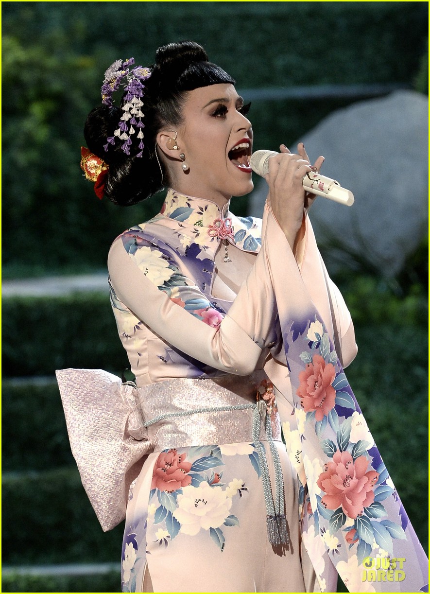 Katy Perry: 'Unconditionally' Performance at AMAs 2013 (Video)!: Photo ...