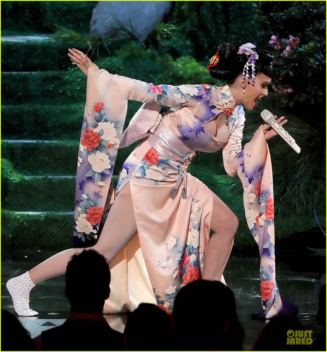 Katy Perry: 'Unconditionally' Performance at AMAs 2013 (Video)!: Photo ...