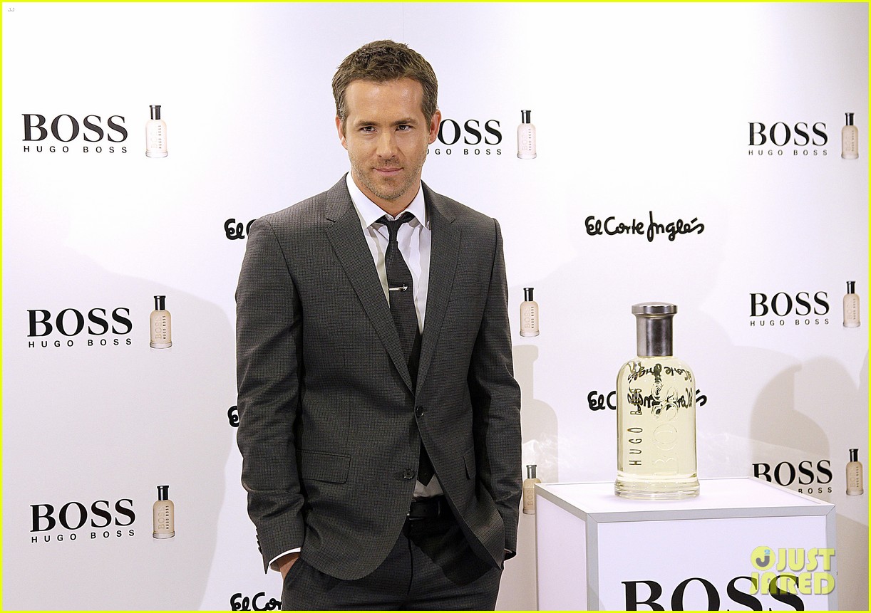 Ryan Reynolds Lets Fans Feel Him Up at Boss Bottled Event!: Photo ...